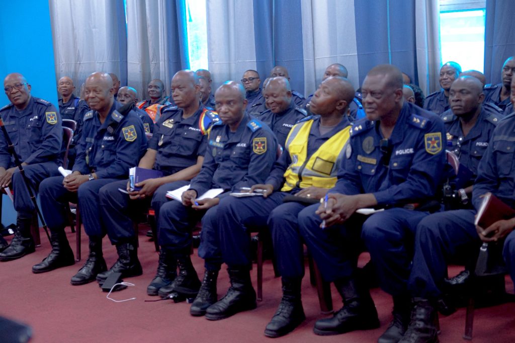 Kinshasa : la police interdit désormais les arrestations de jeunes ...